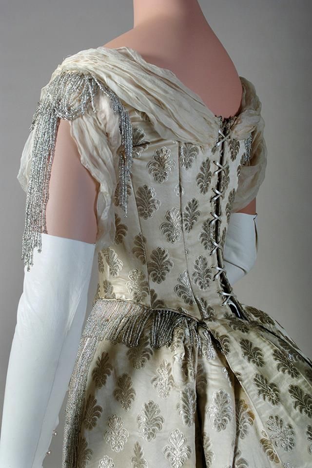 Victorian Clothing – The Quintessential Clothes Pen